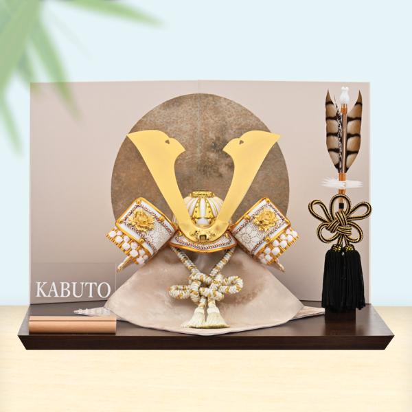 【商品説明】大迫力の金の鍬形とブラウン調の日輪の飾り屏風が見事にマッチした平飾り。横幅も35cmなのでコンパクトで場所もとりません。ワンポイントとして弓矢も添えられた、おしゃれでモダンな五月人形。屏風付きの飾り台は兜飾りを外すといろいろなも...