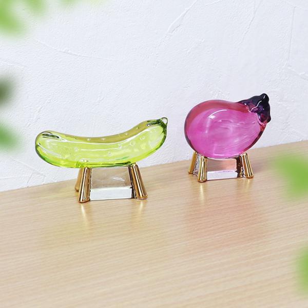 お盆の盆棚にお供え物と一緒にお飾りする精霊馬（しょうりょううま）。お盆にご先祖様の行き帰りの乗り物として飾ります。きゅうりは足の速い馬として、なすは歩くのが遅い牛として見立てられています。全体スペック（横幅×奥行×高さ）：キュウリ：幅10×...