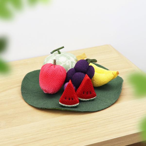 商品の情報：ちりめん細工で作られた果物のお飾りです。手間いらずで飾っていただけます。全体スペック（横幅×奥行×高さ）：15.5×15.5×6cm素材：レーヨンちりめん製作：日本（京都）