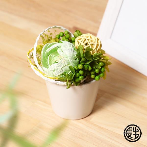 カラー：グリーン素材：水引、プリザーブドフラワー（ペッパーベリー、シャワーグラス、ジュートファイバー）、陶器花器サイズ：横幅 約10×奥行 約10×高さ 約11cm