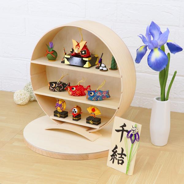 全体サイズ：横幅30×奥行30×高さ32cm素材：レーヨンちりめん・天然木・他セット内容：兜・鯉のぼり・太鼓3点・菖蒲・ちまき・柏餅・毛氈・木製枡・箱入り生産国：日本関連ワード:五月人形 兜飾り 兜 室内用 鯉のぼり こいのぼり コンパクト...