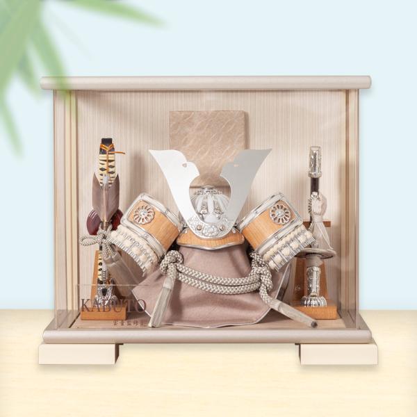 【商品説明】長生堂オリジナル五月人形。大迫力の銀の鍬形が目を引くアクリルケース兜飾り。横幅も31cmなのでコンパクトで場所をとらず、机の上などにも簡単お飾りいただけます。飾り付けの必要もなく、限られたスペースでもきらびやかな雰囲気が味わえる...