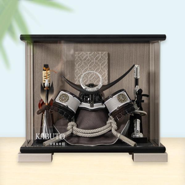 【商品説明】長生堂オリジナル五月人形。立体感のある三日月に日輪を配した前立がシンボルの上杉謙信公のアクリルケース兜飾り。横幅も31cmなのでコンパクトで場所をとらず、机の上などにも簡単お飾りいただけます。飾り付けの必要もなく、限られたスペー...