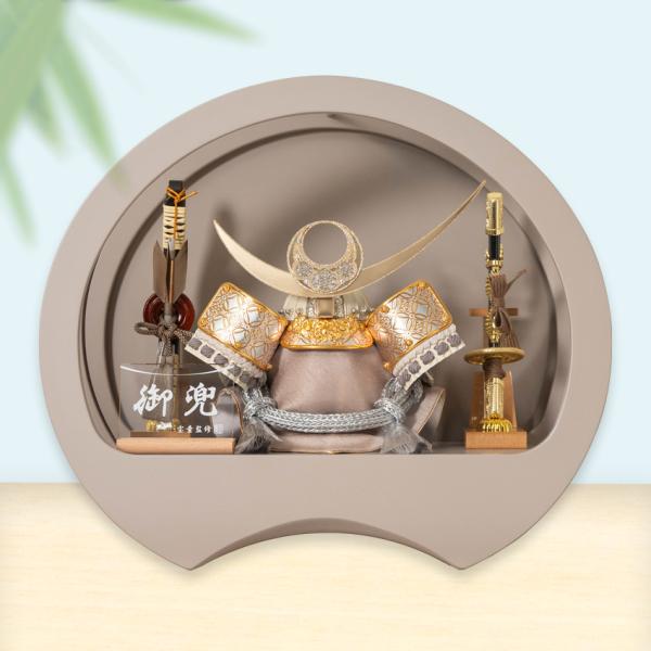 【商品説明】長生堂オリジナル五月人形。立体感のある三日月に日輪を配した前立がシンボルの上杉謙信公のアクリルケース兜飾り。横幅も39cmなのでコンパクトで場所をとらず、机の上などにも簡単お飾りいただけます。飾り付けの必要もなく、限られたスペー...