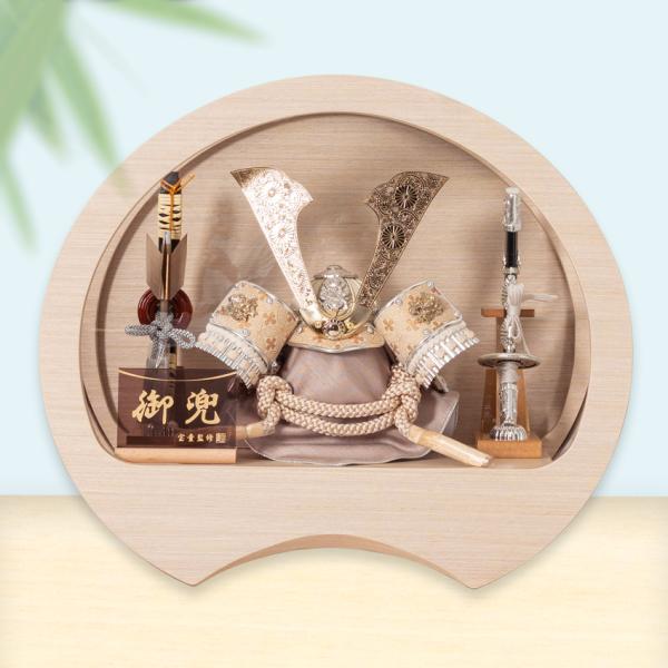 【商品説明】長生堂オリジナル五月人形。大迫力の金の鍬形が目を引くアクリルケース兜飾り。横幅も39cmなのでコンパクトで場所をとらず、机の上などにも簡単お飾りいただけます。飾り付けの必要もなく、限られたスペースでもきらびやかな雰囲気が味わえる...