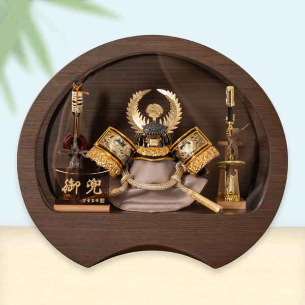 【商品説明】長生堂オリジナル五月人形。天下を泰平し吉祥の兜と評されたシダの葉型の前立てがシンボルの徳川家康公のアクリルケース兜飾り。横幅も39cmなのでコンパクトで場所をとらず、机の上などにも簡単お飾りいただけます。飾り付けの必要もなく、限...