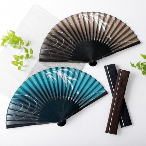 カラー：青緑・濃灰種別：男性用、紳士用 夏扇子、扇子袋セット扇面：綿100％扇骨：竹扇子袋：ポリエステル100％扇子を広げた時の大きさ（縦×横）：約22×40cm箱（縦×横×高さ）：紙箱　約10.5×26.5×2.5cm袋の長さ：約22cm