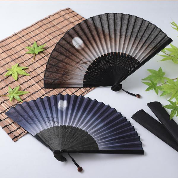 カラー：紺・黒茶種別：男性用、紳士用 夏扇子、扇子袋セット扇面：綿100％扇骨：竹扇子袋：ポリエステル100％扇子を広げた時の大きさ（縦×横）：約22×40cm箱（縦×横×高さ）：紙箱　約10.5×26.5×2.5cm袋の長さ：約22cm