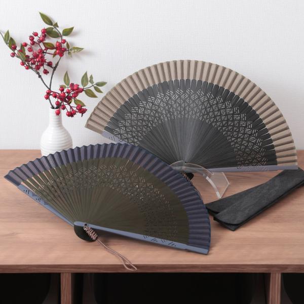 カラー：紺・カーキ種別：男性用、紳士用 夏扇子、扇子袋セット扇面：綿70％　シルク30％扇骨：竹扇子袋：ポリエステル100％扇子を広げた時の大きさ（縦×横）：約22×40cm箱（縦×横×高さ）：紙箱　約10.5×26.5×2.5cm袋の長さ...