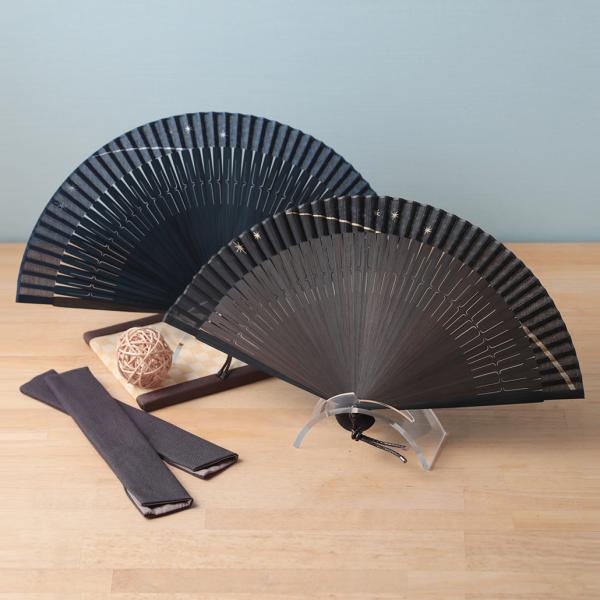 カラー：紺・黒種別：男性用、紳士用 夏扇子、扇子袋セット扇面：綿100％扇骨：竹扇子袋：綿100％扇子を広げた時の大きさ（縦×横）：約22×40cm箱（縦×横×高さ）：紙箱　約10.5×26.5×2.5cm袋の長さ：約22cm