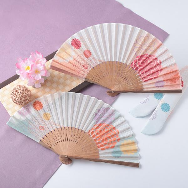カラー：橙色・浅葱色種別：女性用、婦人用 夏扇子、扇子袋セット扇面：綿100％扇骨：竹扇子袋：ポリエステル100％扇子を広げた時の大きさ（縦×横）：約22×40cm箱（縦×横×高さ）：紙箱　約10.5×26.5×2.5cm袋の長さ：約22cm