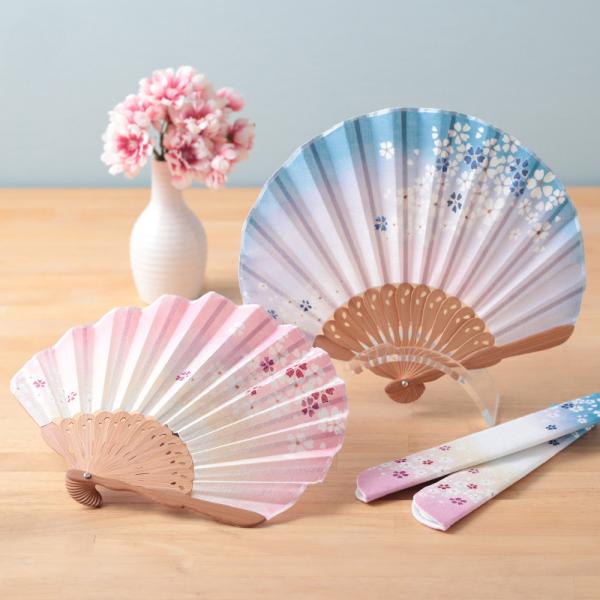 カラー：ピンク・ブルー種別：女性用、婦人用 夏扇子、扇子袋セット扇面：綿100％扇骨：竹扇子袋：綿100％扇子を広げた時の大きさ（縦×横）：約22×40cm箱（縦×横×高さ）：紙箱　約10.5×26.5×2.5cm袋の長さ：約22cm