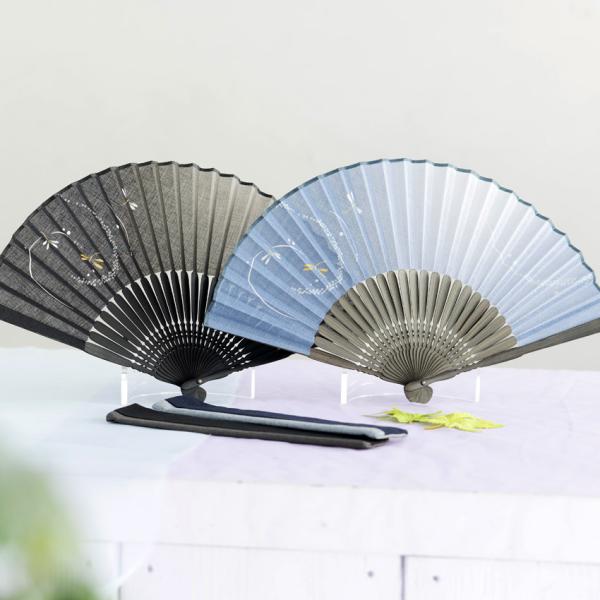 ポイント：秋の風物詩、静かに舞うトンボが涼感を誘います。カラー：灰青・黒種別：扇子 男性用 扇子 メンズ 扇子 名入れ扇面：綿100％扇子袋：ポリエステル100％扇骨：竹（中国）扇子を広げた時の大きさ（縦×横）：約23×42ｃｍ