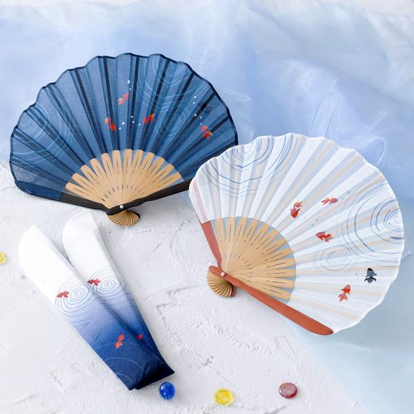 ポイント：夏の風物詩、金魚が涼感を誘います。浴衣にも似合いそうです。扇子カラー：白・紺種別：女性用、婦人用 夏扇子、扇子袋セット扇面：綿100％扇骨：竹扇子袋：綿100％扇子を広げた時の大きさ（縦×横）：約21×26cm箱（縦×横×高さ）：...