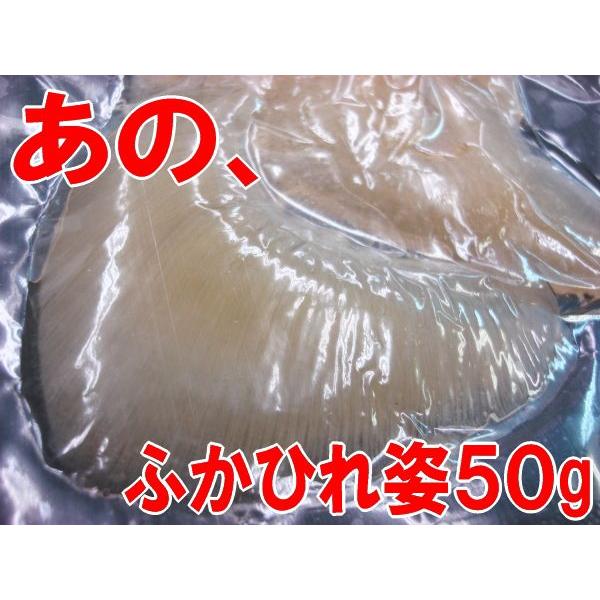 ふかひれ尾びれの大小問わず、割れたのや細い塊りなど50ｇパックの吉切鮫尾びれホテルや料亭、中華料理店がご用達のこちら茶わん蒸しや焼きそば、ラーメンなどワンランク上の料理に茹でるだけでなんにでも使える便利だけど極上のふかひれです
