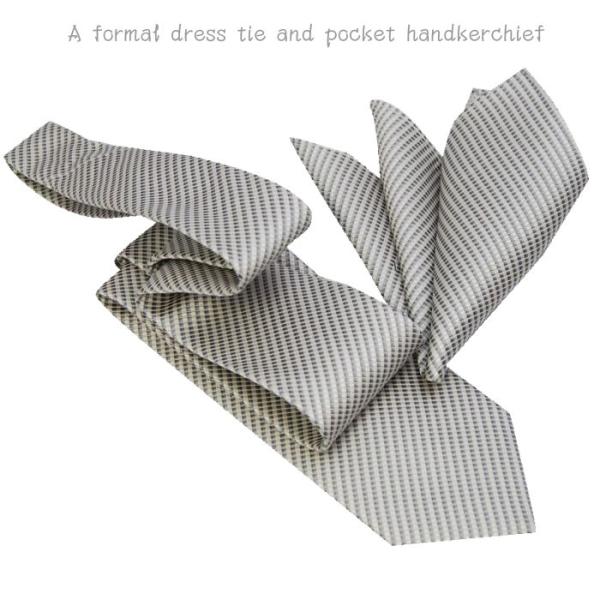 ライトシルバーグレー系フォーマルチーフセットです。フォーマルシーンでもこだわりたい！ポケットチーフは流行アイテム。普段使いは難しいかたでもフォーマルなら合わせ技も必要なくきまります。品質：国産・シルク100％大剣幅：約8.5センチ、長さ：約...