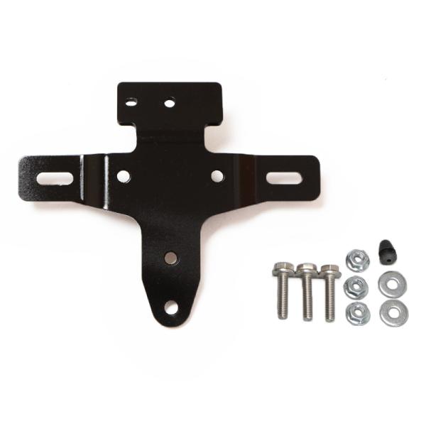 純正ナンバープレートブラケットは、ナンバープレートよりも大きく、はみ出して見えるので見た目がよくありません。本商品はナンバープレートからはみ出ないブラケットになっており、反射板やナンバープレートの取り付け位置も微調整してかなり見た目がスムー...