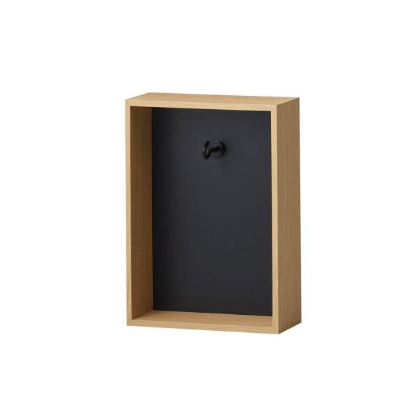 【商品仕様】最大幅16cm 最大奥行22.2cm 高さ5.8cm素材：MDF/紙貼り・鉄（黒板）※A5サイズに対応※壁掛け用金具2つ取付済※マグネット式フック、白チョーク、布（チョーク消し用）同梱※耐荷重：150g(マグネット式フック・メッ...