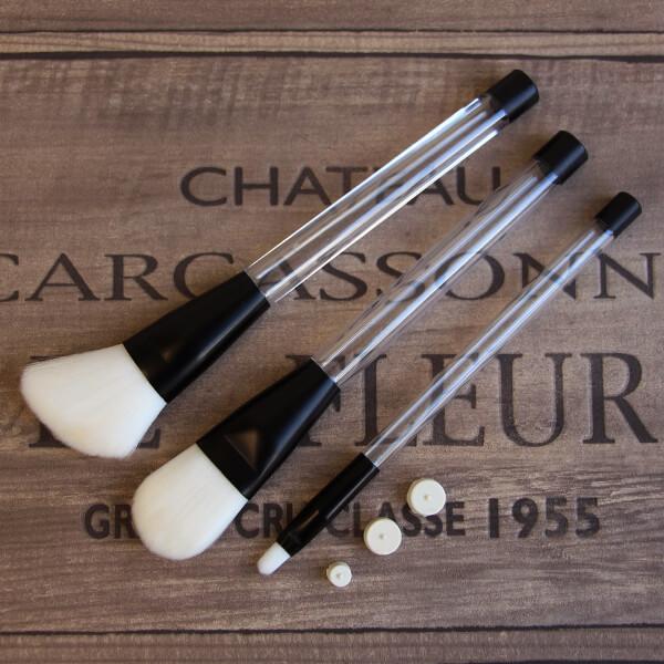 【商品仕様】太ブラシ(ナナメ):全長17.5cm ブラシ幅最大4cm太ブラシ(ストレート):全長17cm ブラシ幅最大2.5cm細ブラシ:全長15.3cm ブラシ幅0.5cm付属ケース:幅9.9×縦20.5cmブラシの柄が筒状になっているの...