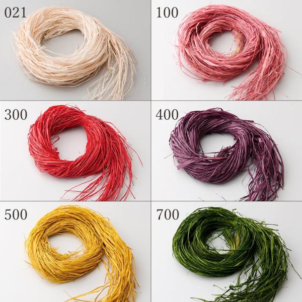 【商品仕様】全長約140-160cm約60g・約60-80本入り( allp5 )( 15_asoh )( 2025AW )ラッピングリボンやフラダンスの腰みのの材料としても人気のマダガスカルラフィアのカラータイプです。お正月飾りのベースの...