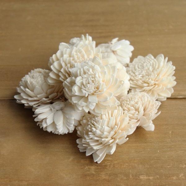 【商品仕様】約4cm/個10輪※すべて手作業で製造しているため、表記のサイズよりも小さいものが混じる場合がございます【お伝えしたいこと】こちらの商品はソラの木の茎で作られているハンドメイドフラワーという特性上一部に素材のままの茶色い部分や木...