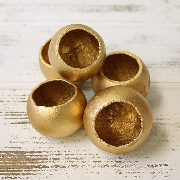 【商品仕様】外径:5~7cm口径:4~5cm5個入り【お伝えしたいこと】※木の実は自然素材の性質上、割れや欠け・潰れが含まれる場合があります。( allp5 )(10_dras)ベースにして使える人気のベルカップのキラキラカラーです。クリス...