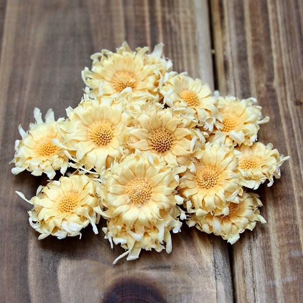 【商品サイズ】花径約2~4cm15コ入り※こちらの色名はホワイトですが、アイボリーがかったホワイトとなります。予めご了承のうえ、お買い上げください。( allp5 )(10_dras)モダンなワイルドフラワー花材としておなじみのコンパクター...