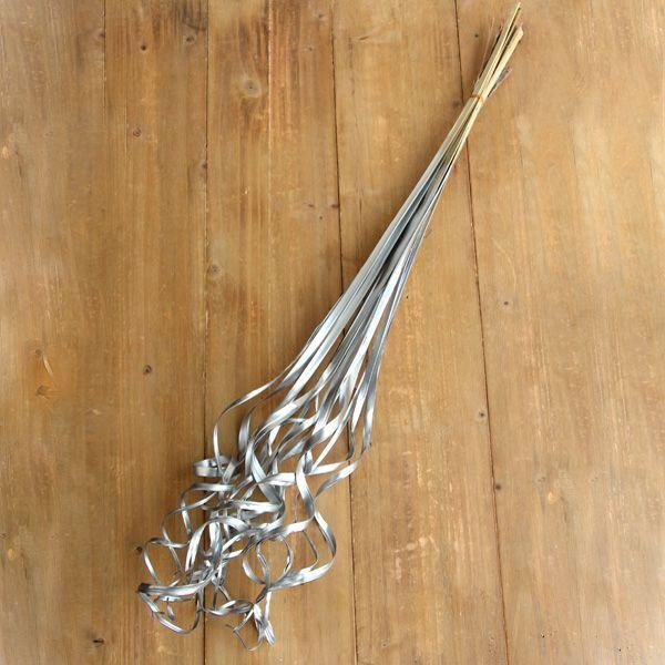 【商品仕様】全長 約75~85cm約15本( allp5 )(10_dras)( intrdry )ヤシの葉をスパイラル状に裂いたぐりんとして形がインパクト抜群なドライグリーンです。こちらはゴージャスなシルバーペイントです。そのまま花器に投...