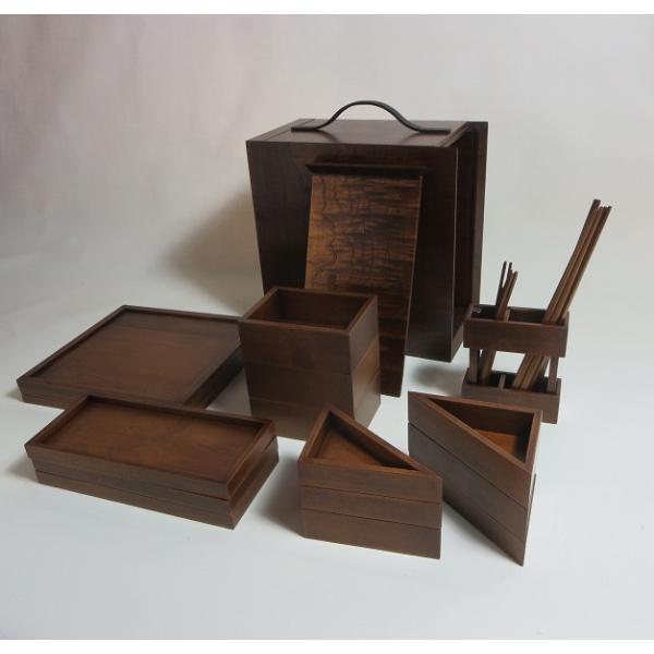 材　　外箱（キハダ）、食器（ホオ）塗装　拭きうるし　　　持ち手は、鉄材に和紙を漆で張っています。外寸　235 x 230 x 130（mm）持ち手含まず内寸　大トレー　190 x 175         小トレー　188 x 78     ...