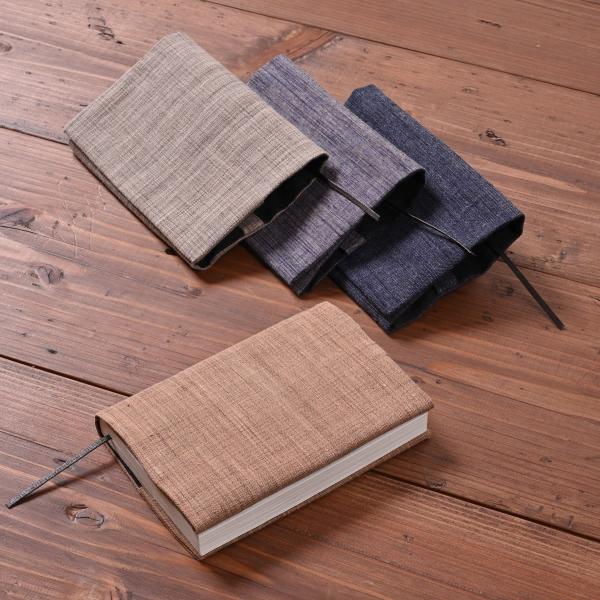 【交織】タテ糸とヨコ糸に2種類以上の異なる糸を用いて織る事を交織（こうしょく）と言います。綿と絹・綿と毛など天然繊維の交織は古くから盛んに行われておりました。【先染めの糸を使用】柿渋や墨などを糸から染め交織し生地に仕上げました。糸から染める...