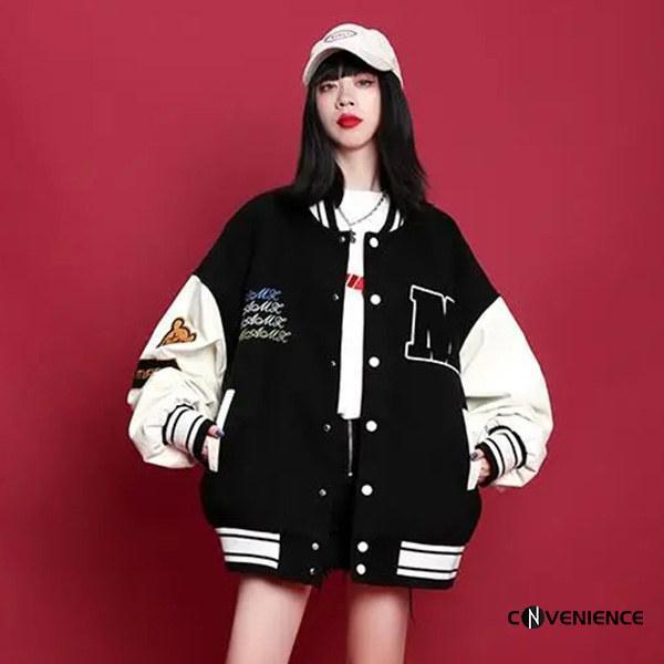 レディース用のスタジャンが新入荷。トレンドのスタジャンデザインがカジュアルなお洒落感を醸し出すスッキリとしたパンツコーデにも、甘めのスカートやワンピースコーデにも人選ばずに着こなせて、いろんなファッションスタイルを演出できるアイテム。シンプ...