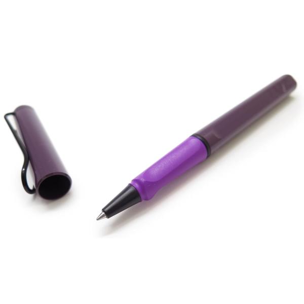 【商品名】　LAMY ラミー ボールペン 水性 サファリ ヴァイオレットブラックベリー L3D8 限定 正規輸入品 【商品説明】　・LAMY 数量限定 サファリ・付属リフィール：ブラック（品番：LM63BK）・品番：L3D8・機構：キャップ...