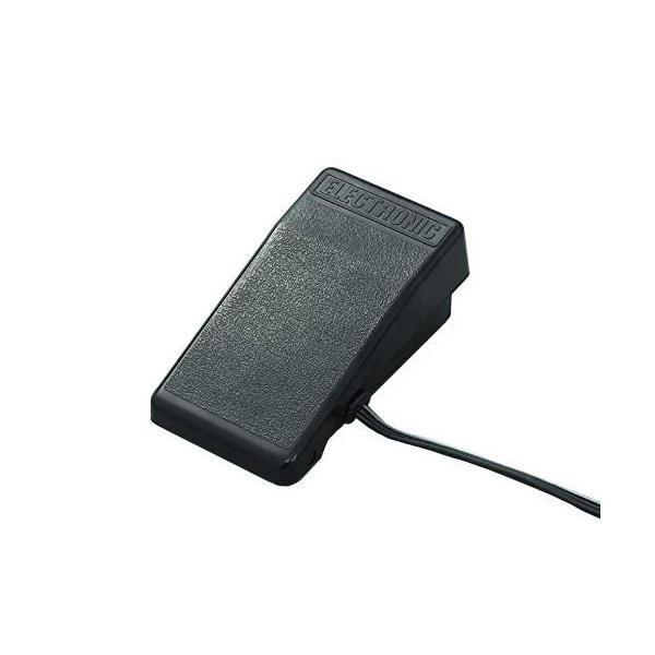 【商品名】　ジャノメ純正電子ミシン用フットコントローラー（黒色・丸3ピンプラグ）プラグサイズ縦26ミリ横12ミリ 【商品説明】　・ジャノメ・フットコントローラー 【サイズ】　高さ : 6.20 cm　横幅 : 16.00 cm　奥行 : 1...