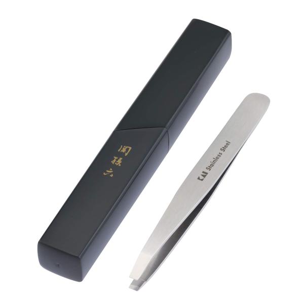 【商品名】　貝印 KAI 関孫六 毛抜き 先平 収納ケース付き シルバー ピンセット用 ムダ毛 HC3505 【商品説明】　・【一本一本手で仕上げられた品質の高いつくり】 仕上げは、一本一本手で丁寧に行い品質を高めています。程よいサイズ感で...