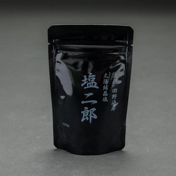 【商品名】　「塩二郎」 完全天日塩 100g 黒（細粒タイプ） 坂上＆指原のつぶれない店 【商品説明】　 【サイズ】　高さ : 2.90 cm　横幅 : 9.80 cm　奥行 : 14.90 cm　重量 : 110.0 g　※梱包時のサイズ...