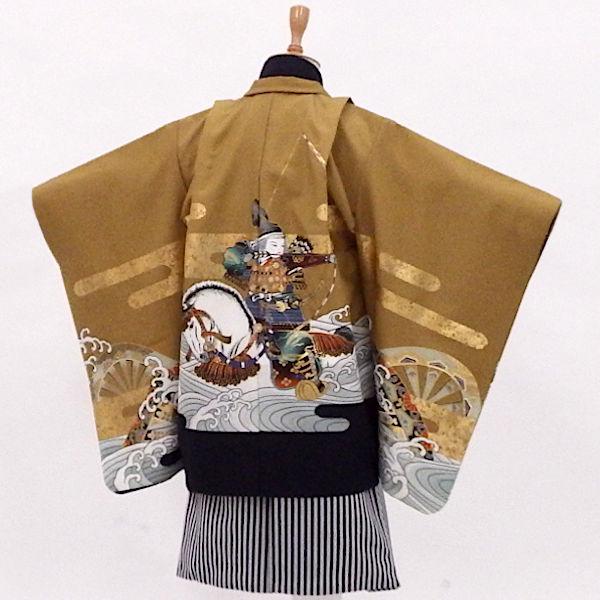 ■素材着物(表地)：ポリエステル混紡■セット内容・羽織・着物・長襦袢(半衿付き）・腰ひも（3本）・袴・角帯・懐剣・雪駄・末広・お守り袋・羽織紐・足袋（履きやすいストレッチ素材です）■着物サイズ着物丈：約９０ｃｍ裄丈：約４６ｃｍ（肩揚げ加工済...