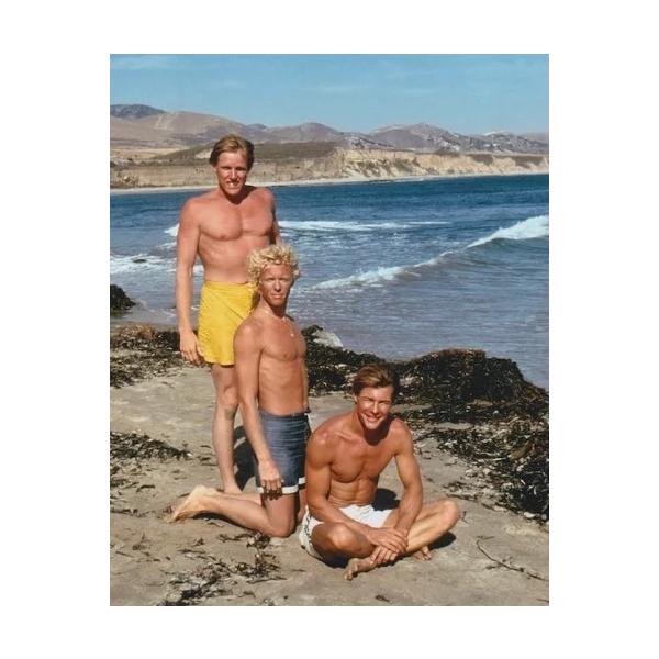 この商品は、8x10インチ（約20.3x25.4cm）の輸入写真です。フジカラー製の高品質な写真用紙を使用しています。コレクションやインテリアとしても最適です。発送時には防水対策の上、発送時には定形外封筒にダンボール板を写真に重ねて入れてい...