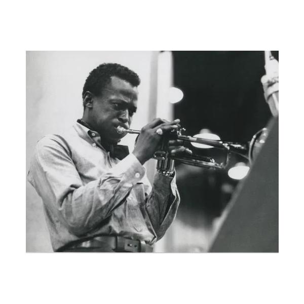 この商品は、8x10インチ（約20.3x25.4cm）の輸入写真です。フジカラー製の高品質な写真用紙を使用しています。コレクションやインテリアとしても最適です。発送時には防水対策の上、発送時には定形外封筒にダンボール板を写真に重ねて入れてい...