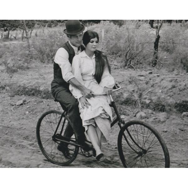 約20.3x25.4cmのサイズの写真です。直輸入品です。プリント紙はコダック、もしくはフジカラーです。