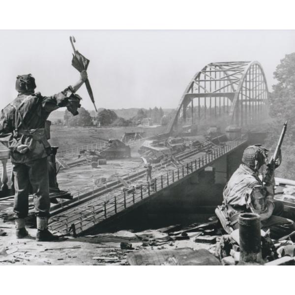 約20.3x25.4cmのサイズの写真です。直輸入品です。プリント紙はコダック、もしくはフジカラーです。