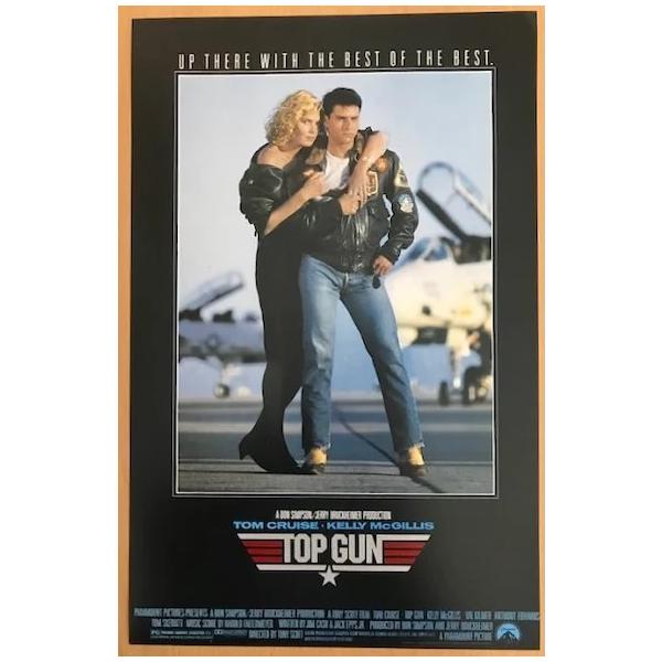 約43.5x28cmの小ぶりなサイズのポスターです。