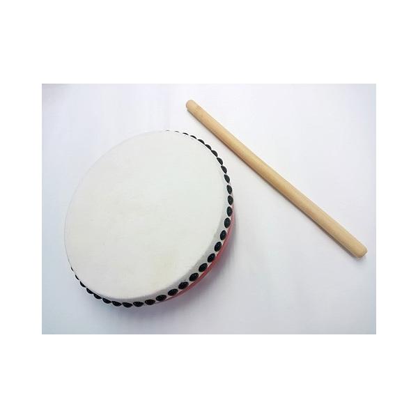 「パーランクー」は、エイサーや民俗芸能で使用される沖縄の打楽器で、木枠の片側に牛等の皮を張った片張り太鼓です。パーランクーの中サイズ。目安として、お子様（小学校低学年、幼稚園）には持ちやすいサイズとなります。三味線の音色に合わせて、エイサー...