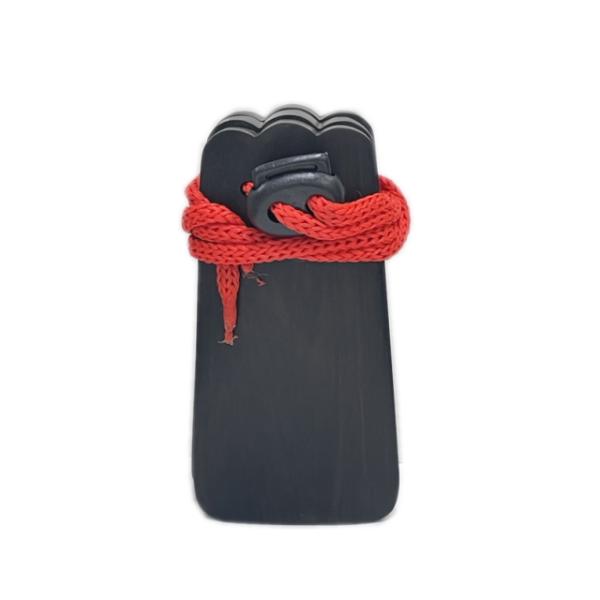 沖縄民謡を盛り上げる琉球楽器の三板（さんば）、黒檀と呼ばれる素材の木です。 三線（さんしん）とともに、沖縄民謡に欠かせない、シンプルでも奥が深い楽器です。 ストッパーつきですので、指の太さに合わせて簡単に調整ができます。【三板（さんば）の構...