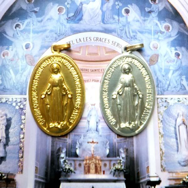 奇跡のメダイ　ゴールドorシルバーカラーチャーム　XLサイズゴールドチャーム：約48×31mm（アルミ）シルバーチャーム：約48×31mm（アルミ）※2枚セットではありません。価格は1枚当たりのものです。メダイ表面悪を象徴する蛇を踏みつけ、...