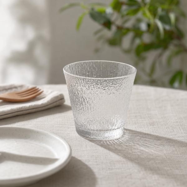 ・樹皮を思わせるガラスデザインが飲み物を印象的に見せ、普段のドリンクタイムに個性を添えます。・ソーダライムガラスを使用し、素材の特性を活かしたシンプルな仕上がりで、日常の空間になじみやすいデザインです。・容量は320mlで、日常使いに取り入...