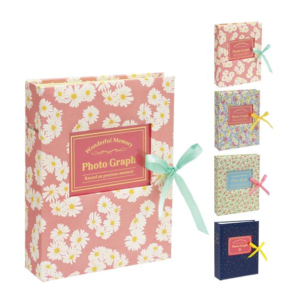 表紙はかわいい花柄のデザイン。　フレームの中には、金色の箔押し付のPOPカード入り。お気に入りの写真を表紙の裏側にあるポケットに入れて表紙にすれば、世界に一冊だけのオリジナルアルバムが出来上がります。写真をたくさん収容しても、アルバムが広が...
