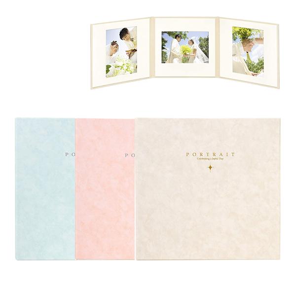 お手持ちの写真に合わせてタテヨコを自由に決められる、便利なスクウェア写真台紙です。手触りの良いマーブル調のペーパークロスに金や銀の箔押しが映える表紙が、高級感をかもし出します。中額の中抜きには奥行き感のあるVカット抜きを採用し、写真をより上...
