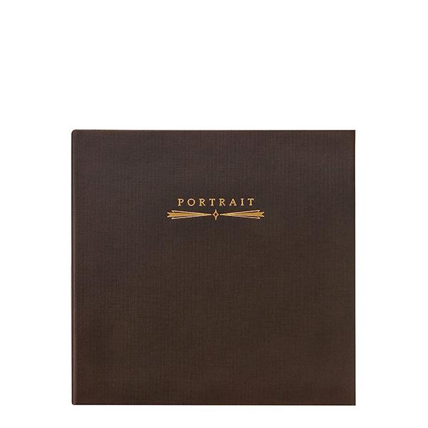 お手持ちの写真に合わせてタテヨコを自由に決められる、便利なスクウェア写真台紙です。手触りの良いマーブル調のペーパークロスに金や銀の箔押しが映える表紙が、高級感をかもし出します。中額の中抜きには奥行き感のあるVカット抜きを採用し、写真をより上...