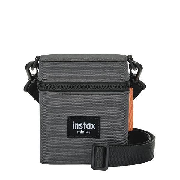 【発売日：2025年04月17日】大切なチェキをしっかり保護する“チェキ” instax mini 41用のカメラケース。■発売日：2025年4月17日■サイズ（約）：W125mm×H140mm×D78mm■重量（約）：200g■JANコー...