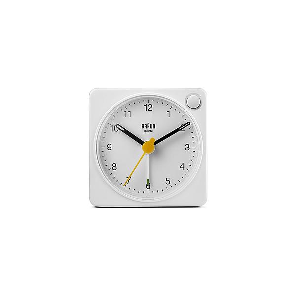 【発売日：2021年03月19日】BRAUNクロックの永遠定番ともいえる02モデルに、実用的なライト・スヌーズ機能を備えました。<BR>既存の完成されたデザインを損なわないよう、デザインと実用性を考えてつけられたボタンが、既存の...